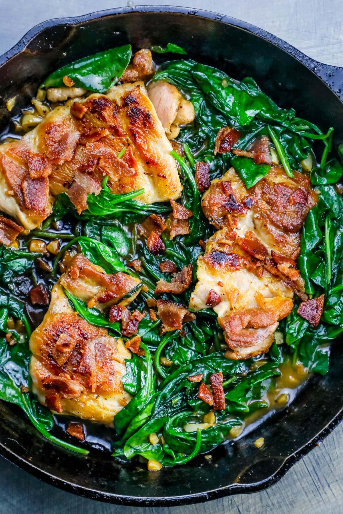 🏅 Una cena di pollo e spinaci con aglio e pancetta