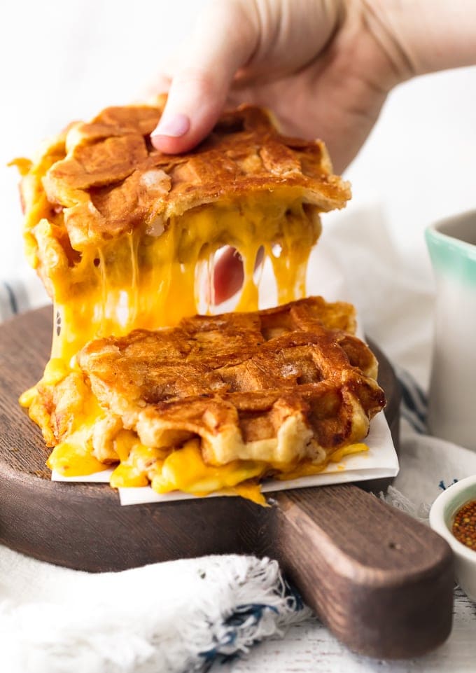 🏅 Sanduíche de Waffle de Queijo com Maçã e Cheddar (Waffle de Queijo ...