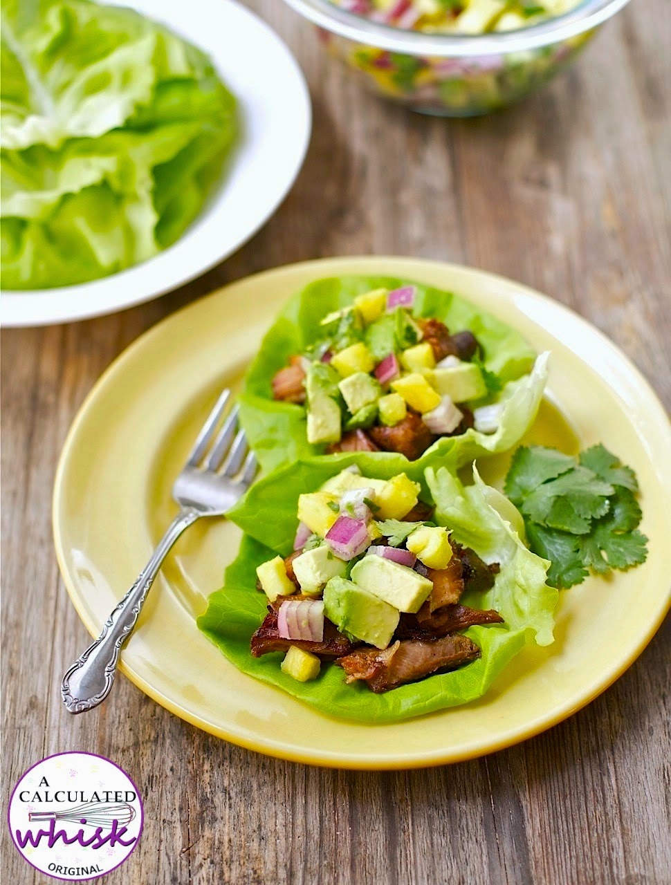 Carnitas sallad med slow cooker och ananas avokado salsa