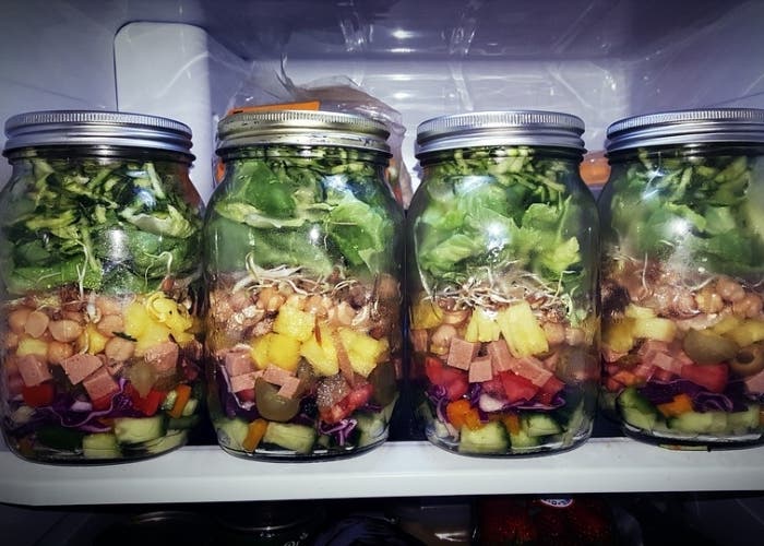 Sallad i burkar och glas En original och rolig idé!